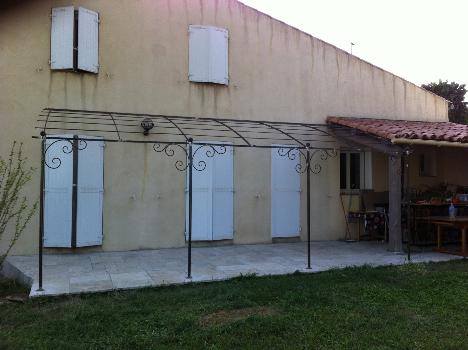 L' ART DE FER. CREATION: Pergola style provençal avec equerre en fer forgé